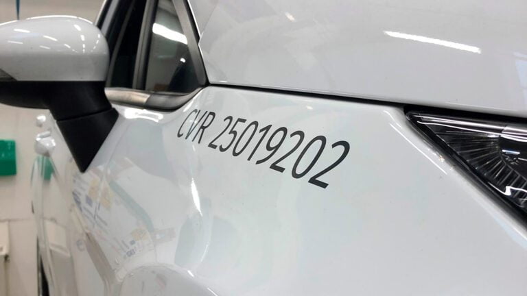 CVR nummer på bil | Få et CVR klistermærke monteret på bilen