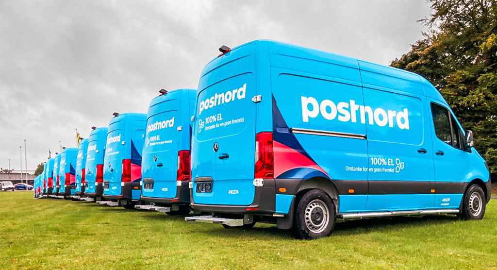 Med Dekoration Af 100 El biler Trykker PostNord Speederen I Bund Mod Med Dekoration Af 100 El biler Trykker PostNord Speederen I Bund Mod