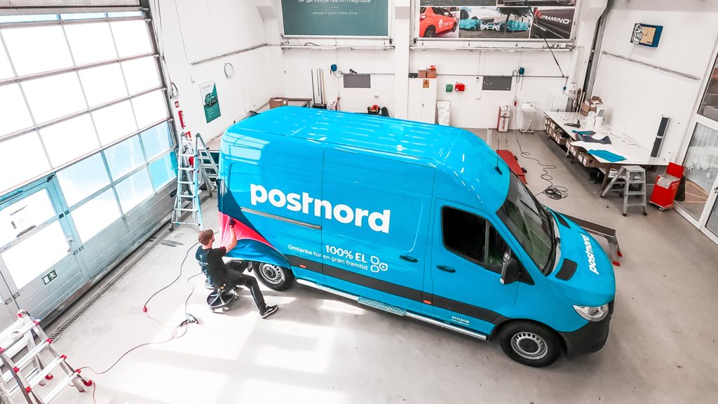 Med dekoration af 100 el-biler, trykker PostNord...